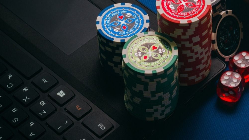 Online Blackjack Vs Land-Based Casino Blackjack - The Pros And Cons